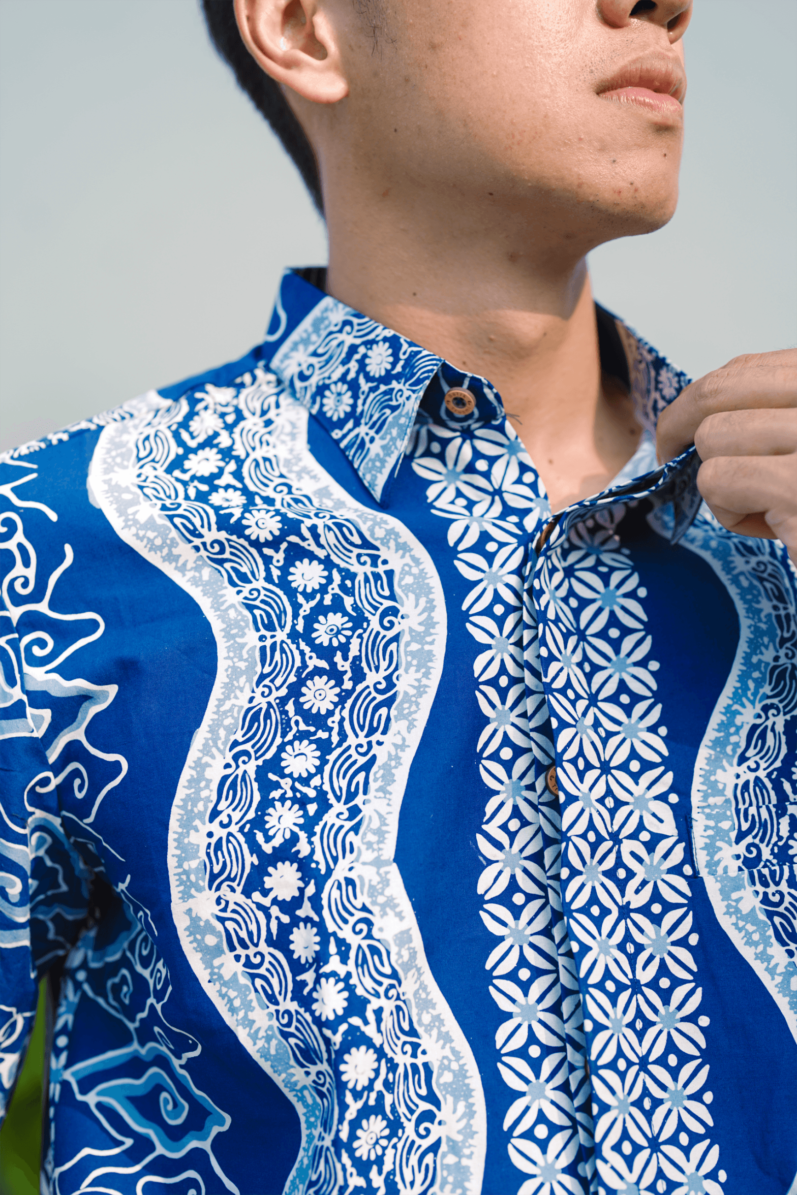 Kemeja Batik Pria Motif Mega Mendung Ombak Warna Biru